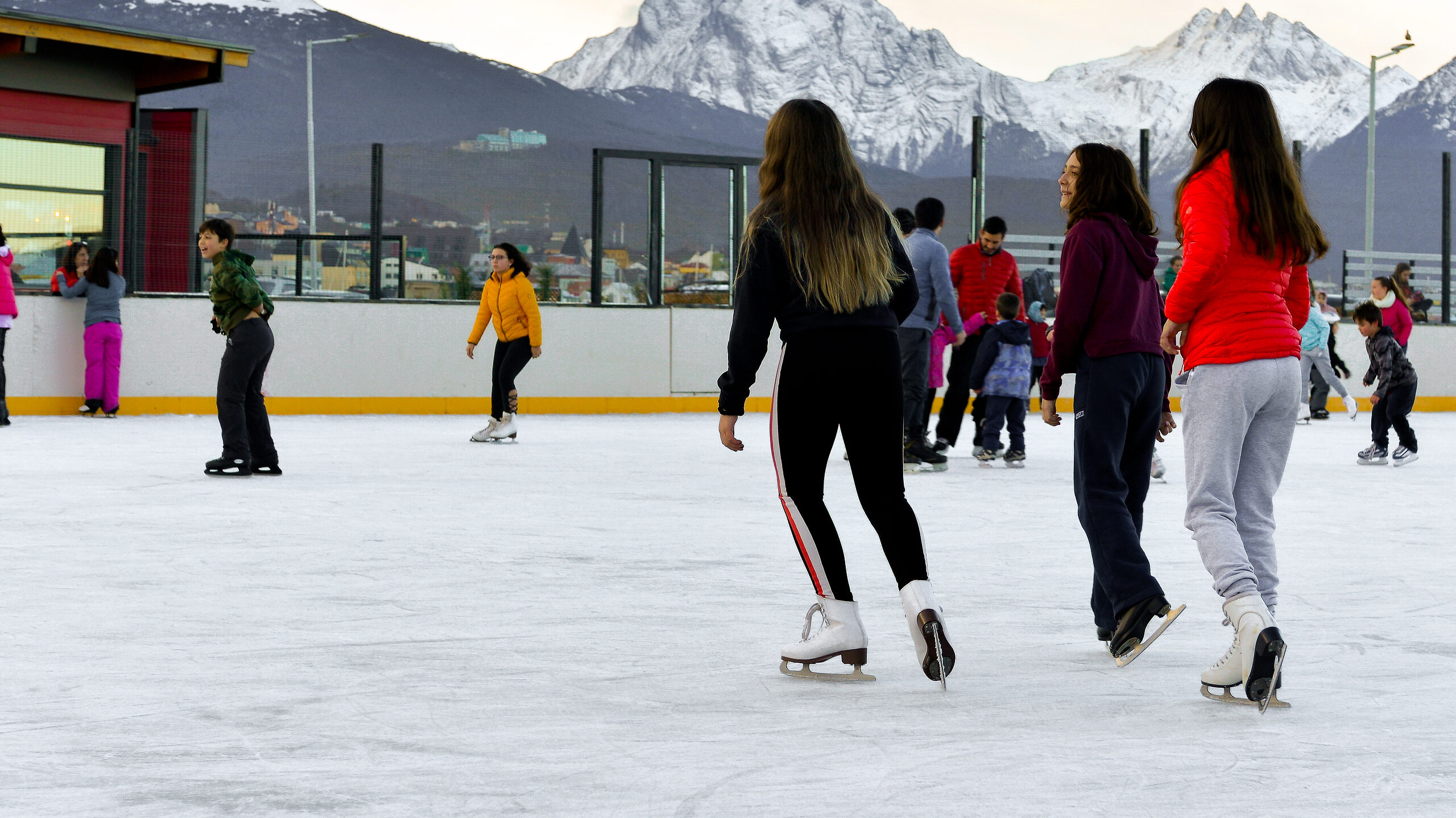 Pista de patinaje "Tachuela Oyarzún" - Secretaria de Turismo Ushuaia